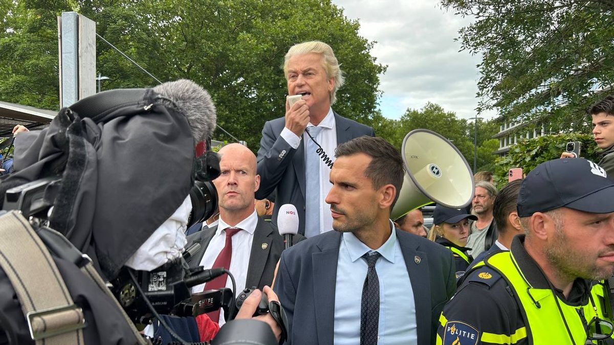 Lees terug | Gemeenteraad Zwolle stemt voor azc in De Tippe, publiek ...