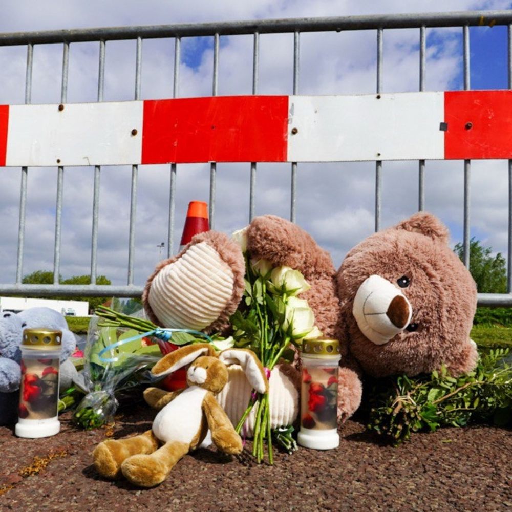 Kijk terug: persconferentie over vondst lichamen Jeffrey (10) en Emma ...