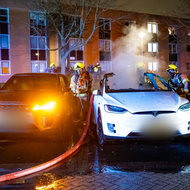 Tesla brandt uit op parkeerplaats - Rijnmond