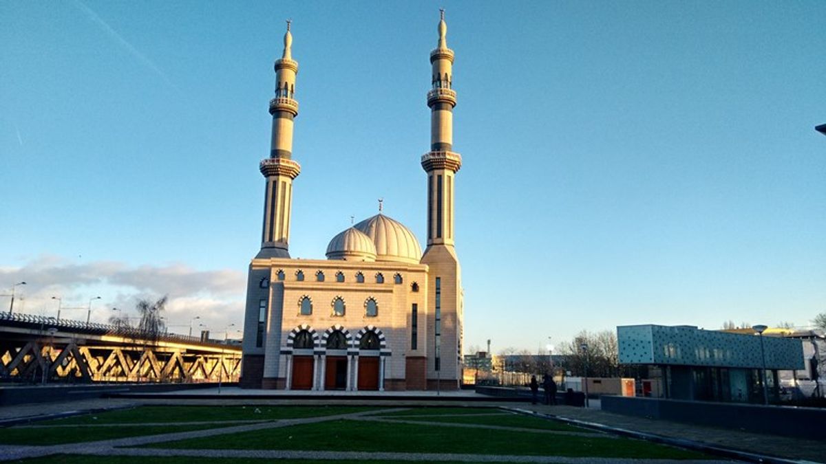 Essalam Moskee blijft open - Rijnmond