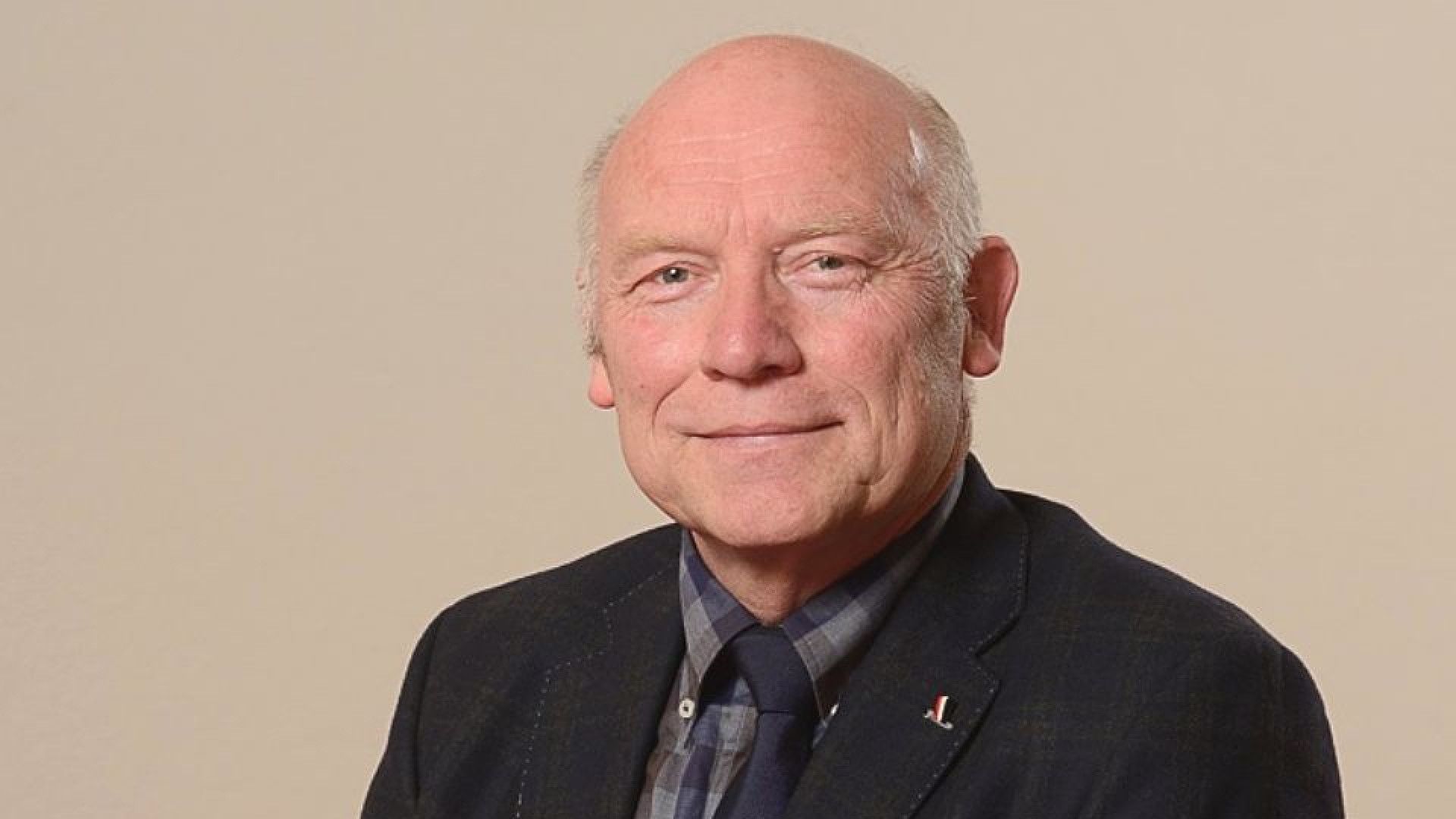 Dolk in rug van politicus, gemeenteraad houdt collega buiten de deur ...