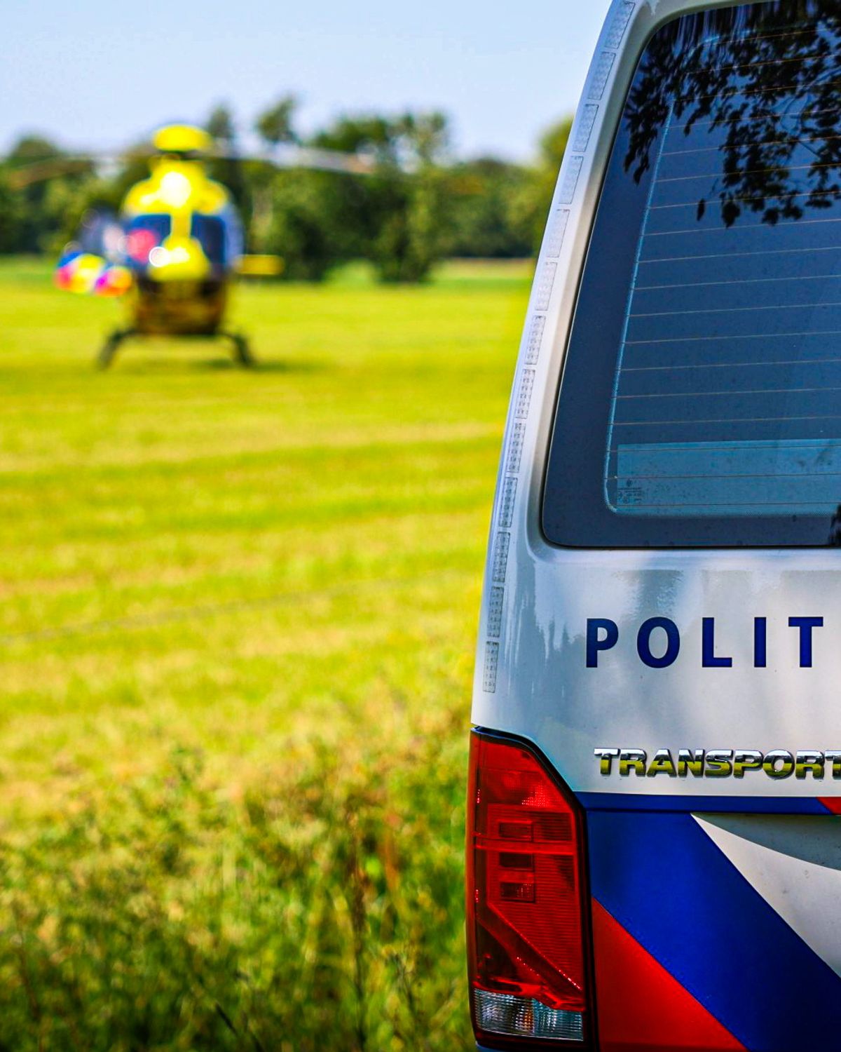 Bestjoerder yn Oerterp ferwûne nei botsing tsjin beam - Omrop Fryslân