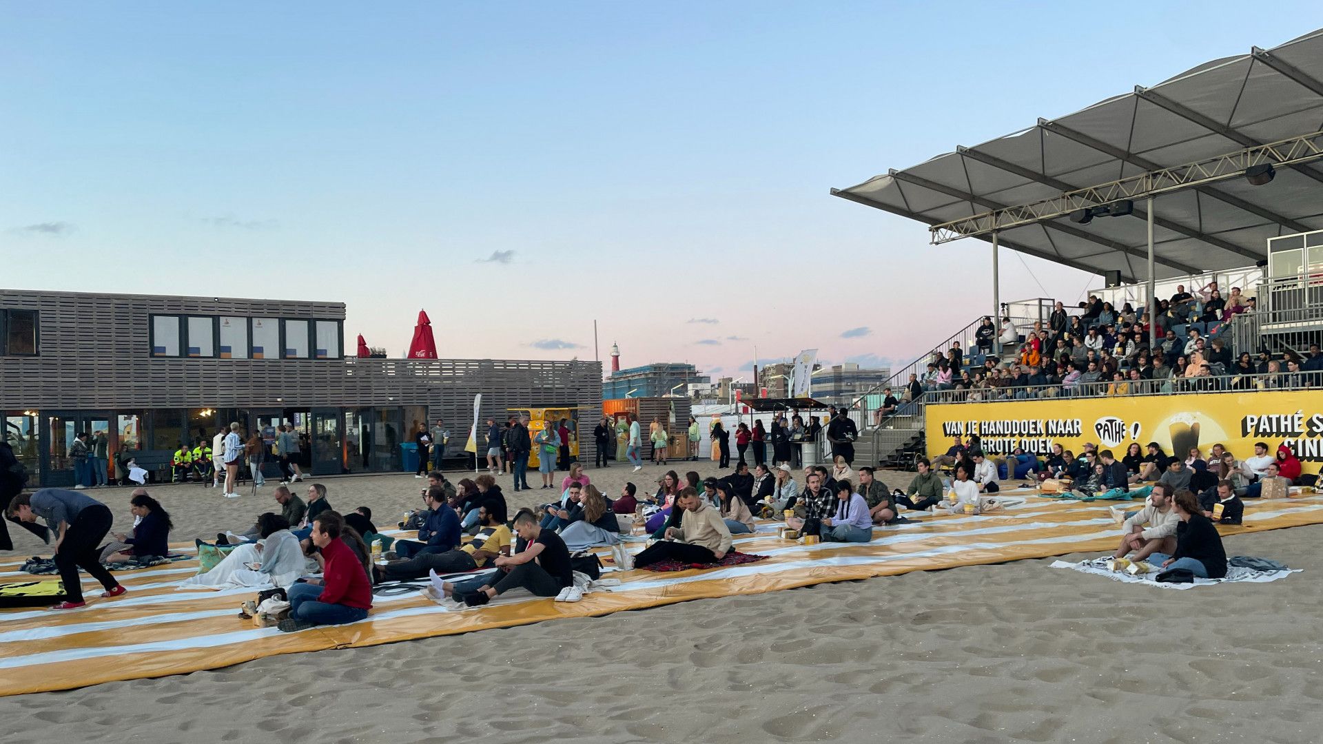 Naar de film op het strand: Pathé tovert Scheveningen om tot bioscoop ...