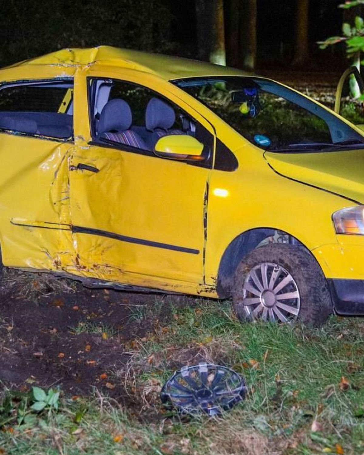 Auto botst hard op boom, bestuurder gewond naar ziekenhuis - Omroep Gelderland