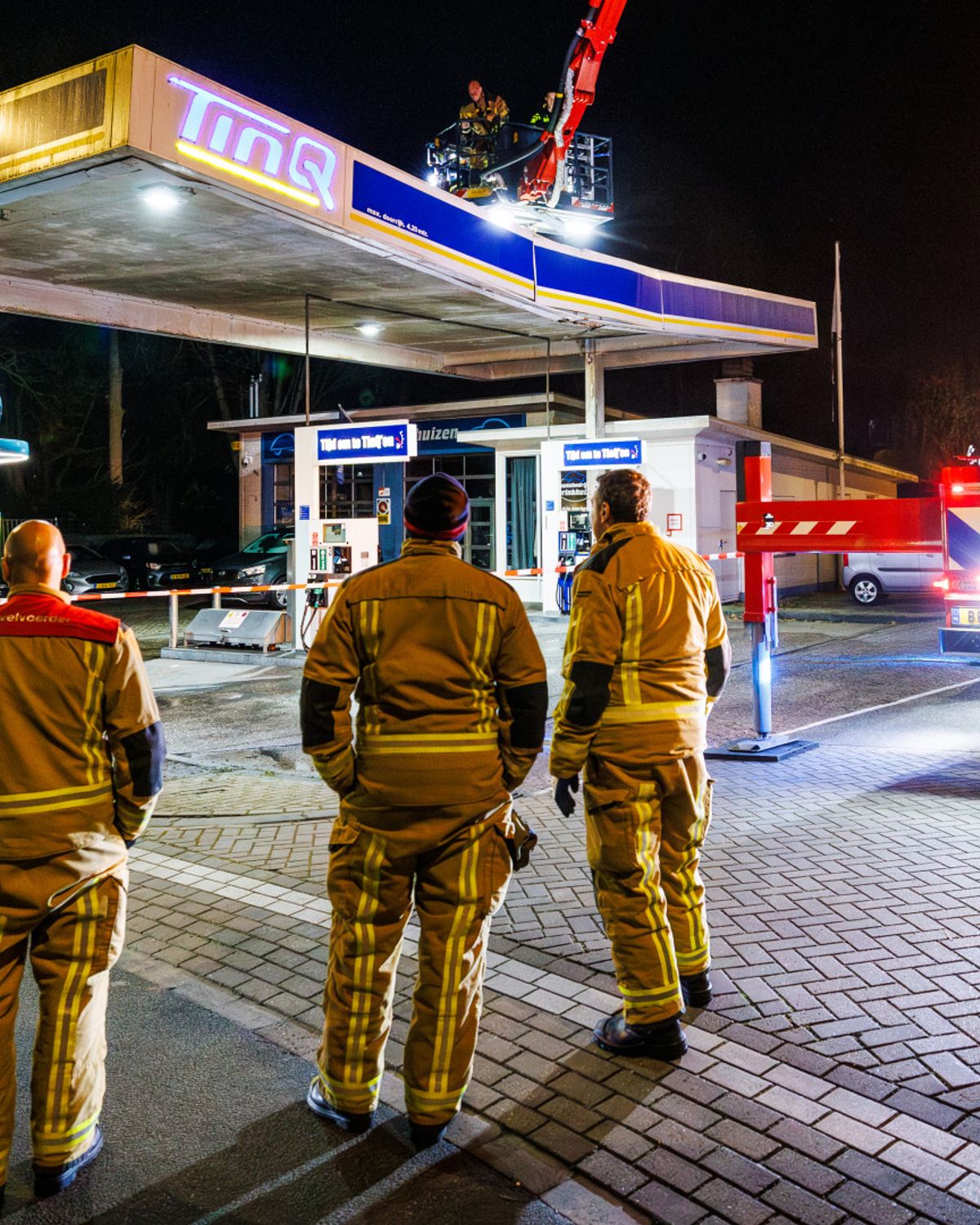 Dak van tankstation ingezakt, pomp is afgezet met hekken - Omroep West