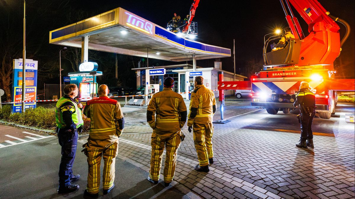 Dak van tankstation ingezakt, pomp is afgezet met hekken - Omroep West