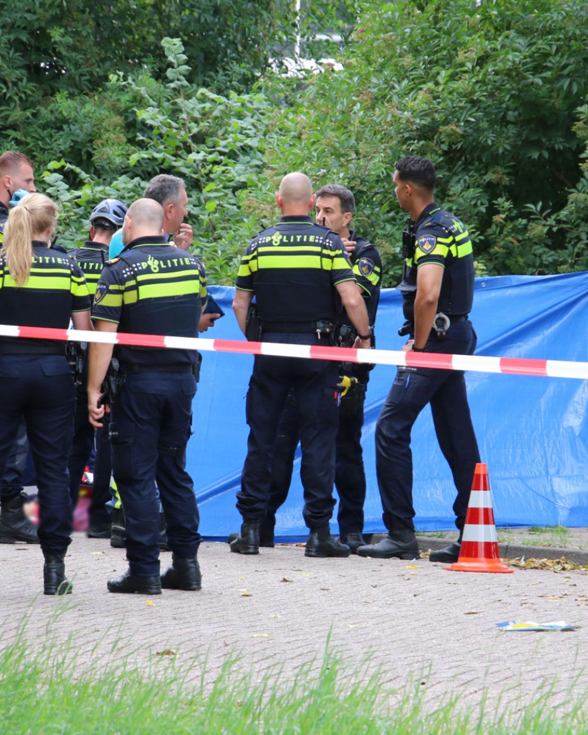 Dode bij schietpartij op straat, schutter voortvluchtig - Omroep West