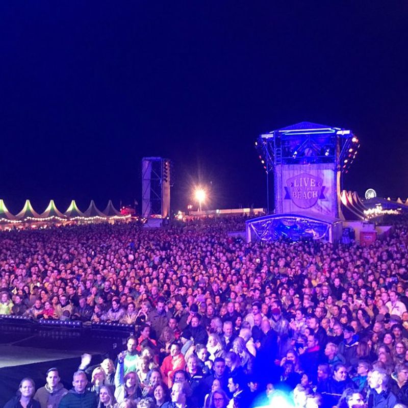 Anouk rockt tijdens afgeladen Live on the Beach op Scheveningen ...