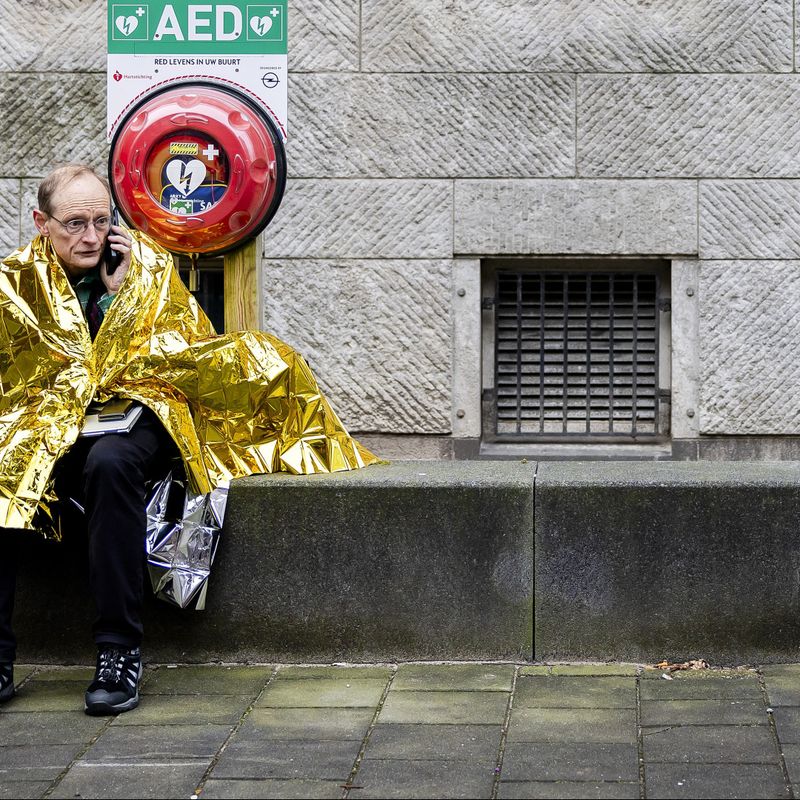 Ministeries ontruimd om voortvluchtige indringer - Omroep West