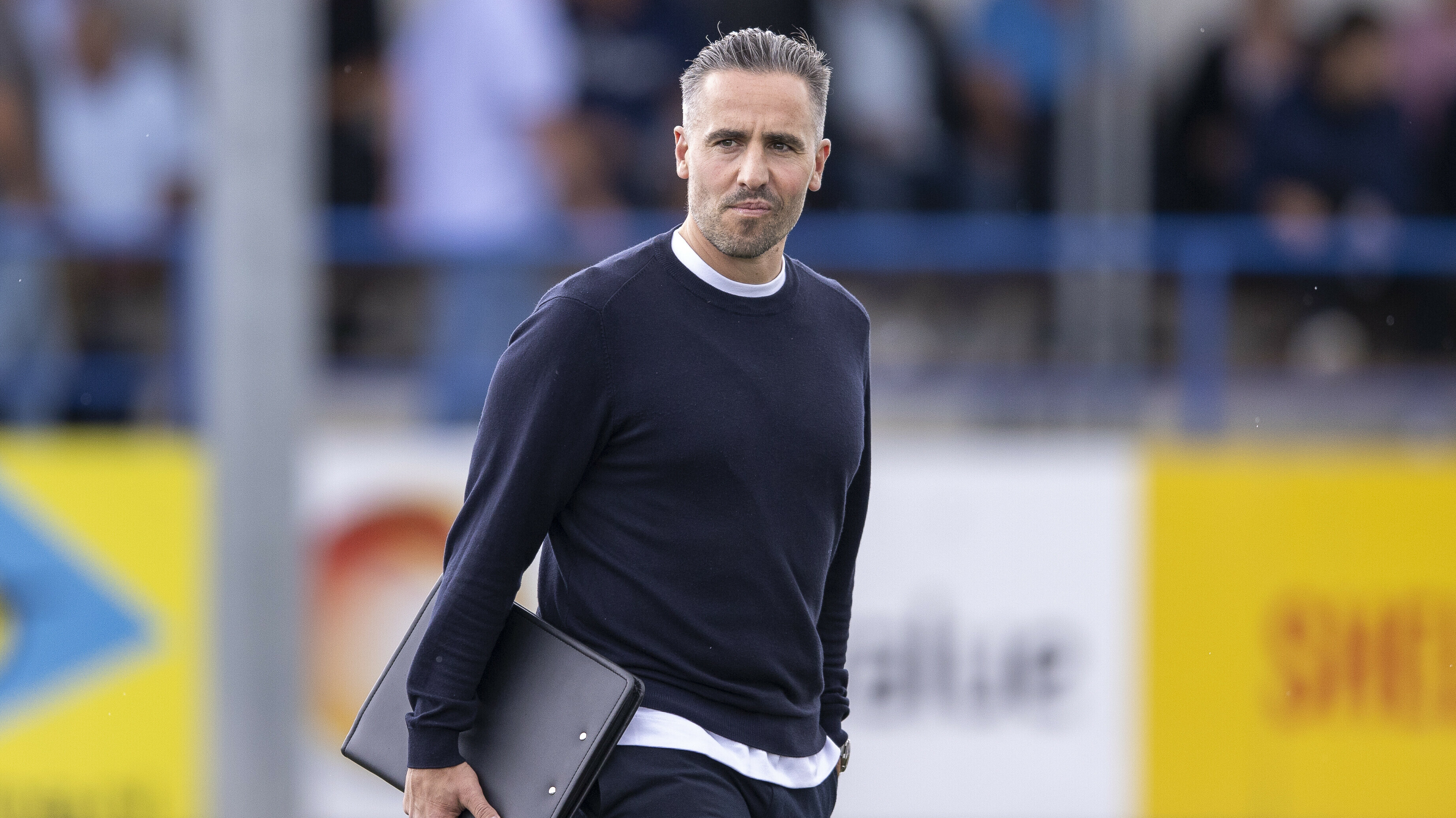 Hoek moet op zoek naar nieuwe trainer; Rombaut kondigt vertrek aan ...