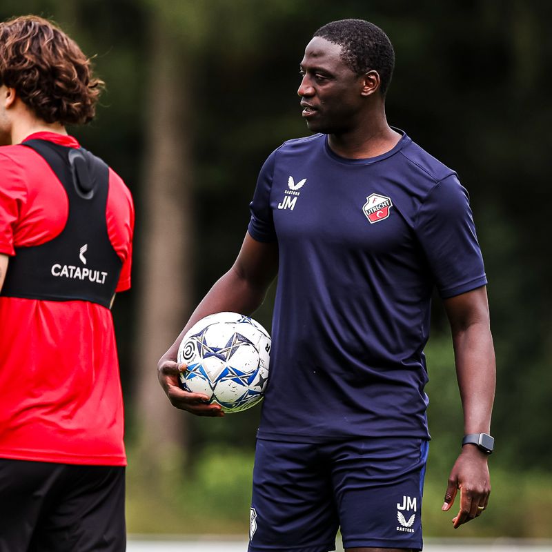 Mulenga bij FC Utrecht geliefd als spitsentrainer: 'Hij laat ons lachen ...