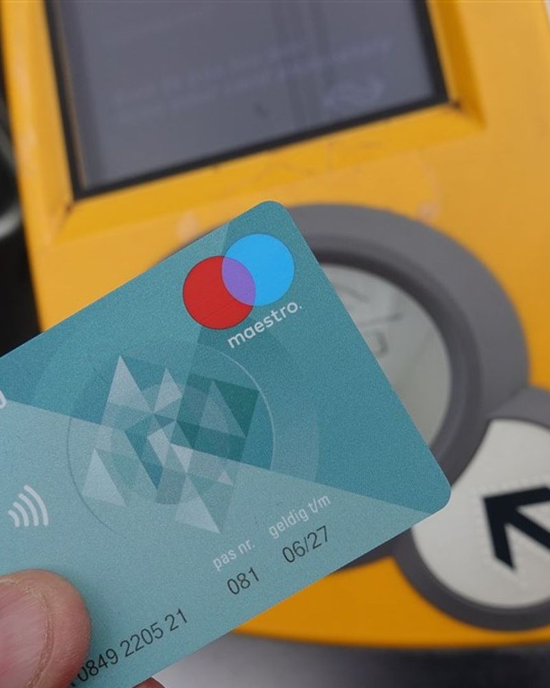 Vanaf vandaag kan je inchecken met je pinpas bij NS, maar hoe werkt dat ...