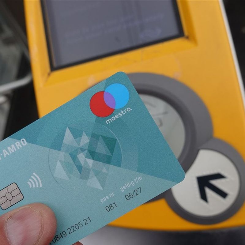 Vanaf vandaag kan je inchecken met je pinpas bij NS, maar hoe werkt dat ...