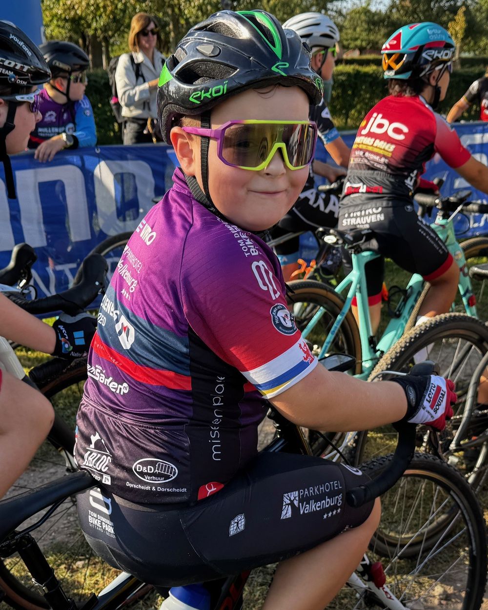 'Laatste? Maakt niet uit.' Jayden (9) geniet van graveldebuut in ...
