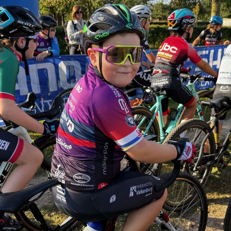 'Laatste? Maakt niet uit.' Jayden (9) geniet van graveldebuut in Banholt - L1 Nieuws