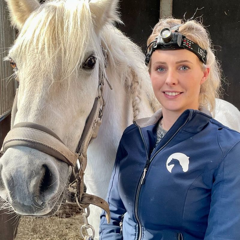 Op stap met paardentandarts Michelle van Gerner (24): "Luidruchtig ...