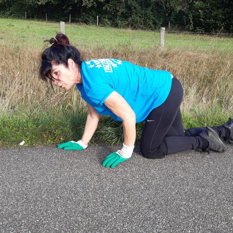 Sandra (52) probeert 10 kilometer te kruipen als eerbetoon aan haar ...