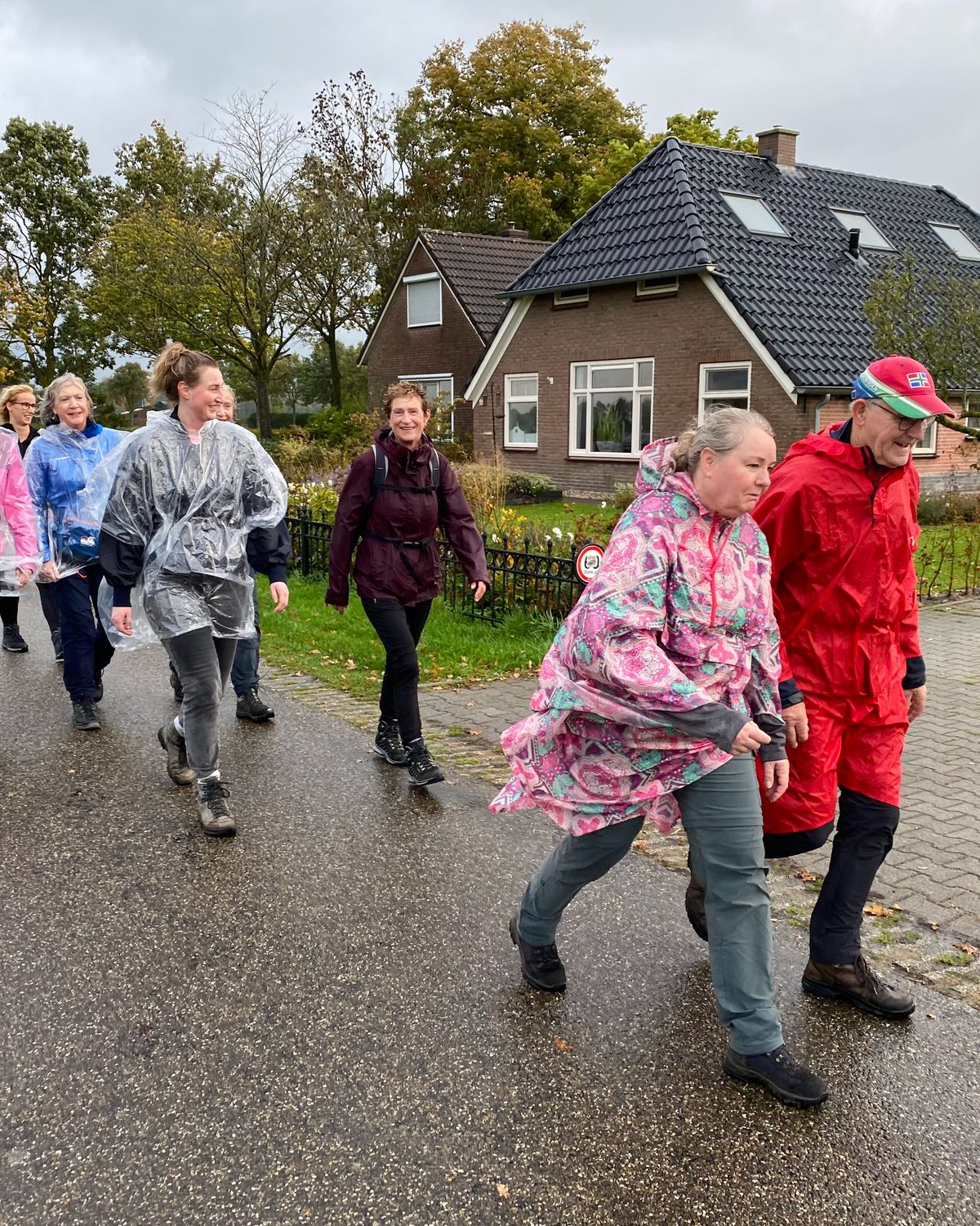 Sallandse Wandelvierdaagse nat en winderig uit de startblokken in ...
