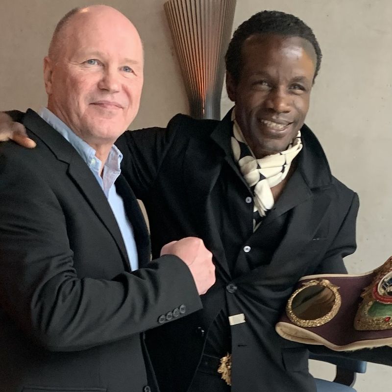 Oud-bokser Regilio Tuur (57) eert zijn gordels en zichzelf: 'Ik bén een ...