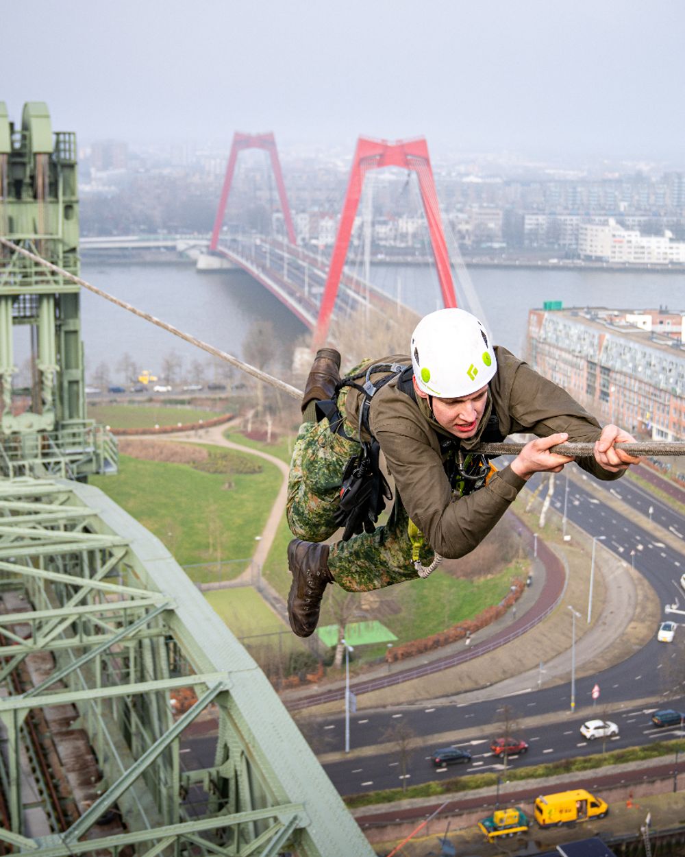 Mooie plaatjes: bijzondere actie Luchtmobiele Brigade bij De Hef - Rijnmond