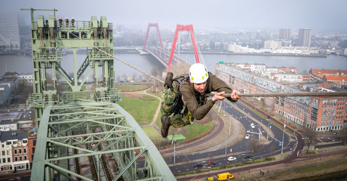 Mooie plaatjes: bijzondere actie Luchtmobiele Brigade bij De Hef - Rijnmond