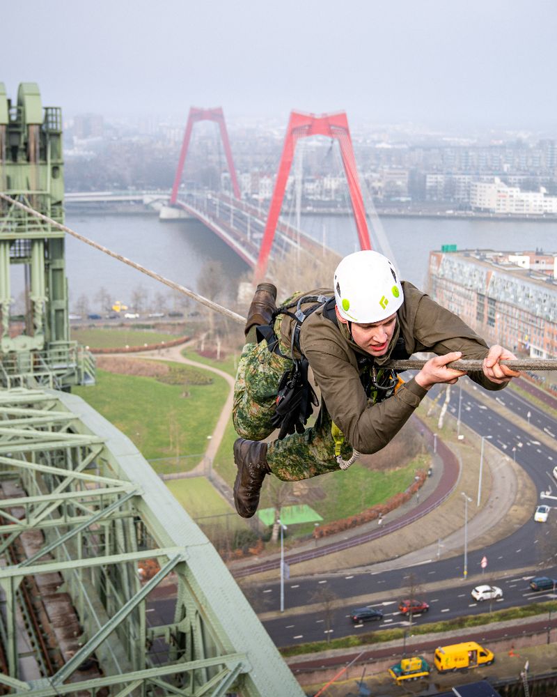 Mooie plaatjes: bijzondere actie Luchtmobiele Brigade bij De Hef - Rijnmond