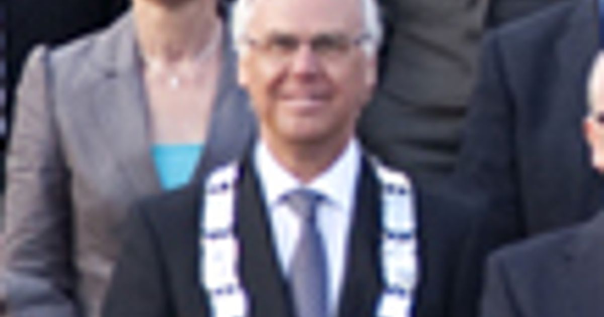 Burgemeester Jonker van Hendrik-Ido-Ambacht doet na 15 jaar zijn ...