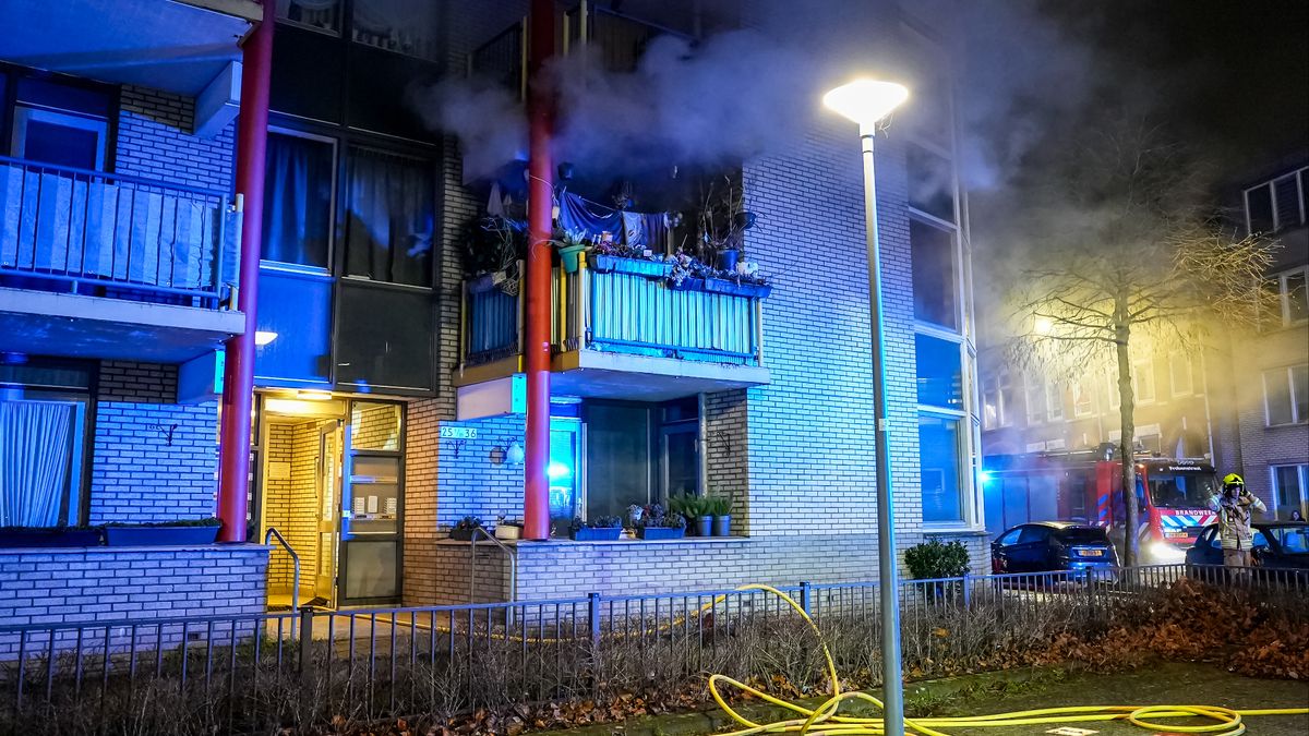 20 bewoners en 1 hond op straat bij brand in appartementencomplex ...