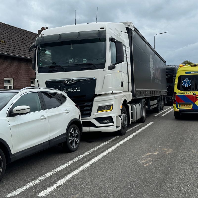 Vrachtauto botst achterop file: automobilist naar ziekenhuis - L1 Nieuws
