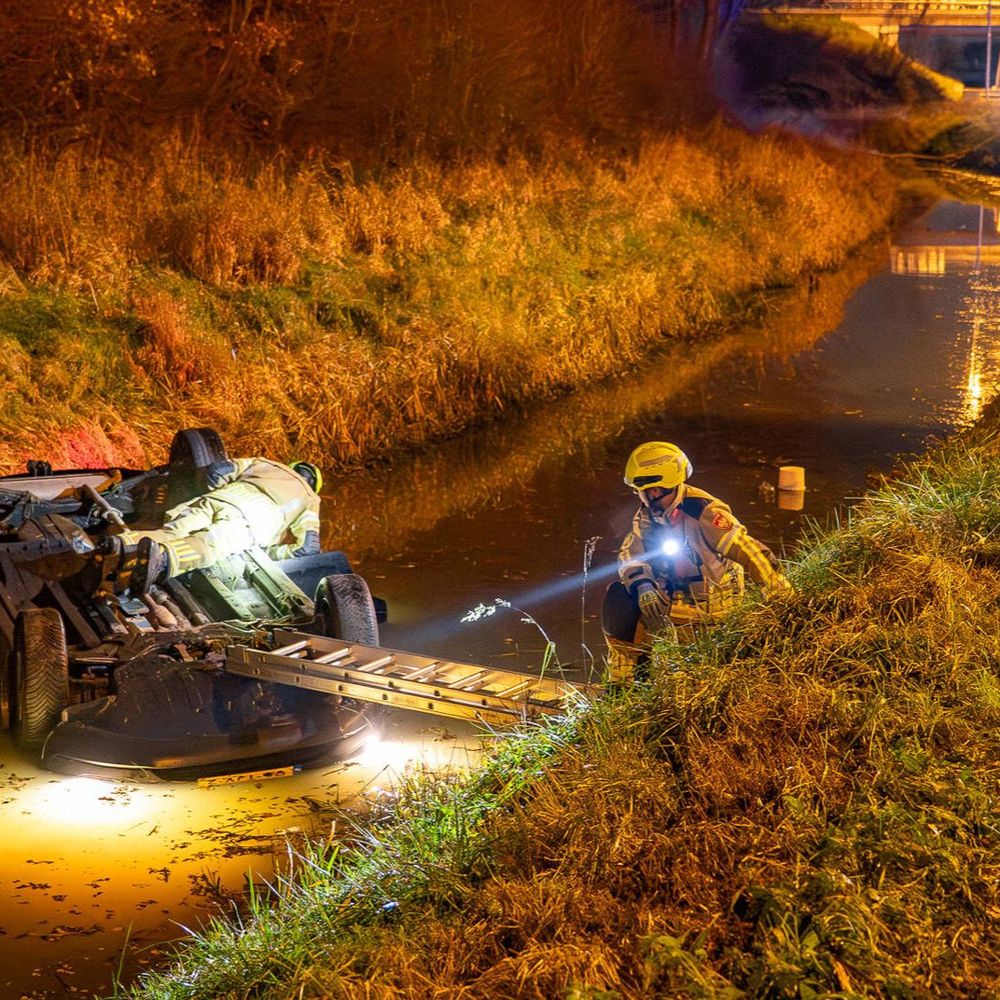 Auto in sloot naast A73, nadat bestuurder even was afgeleid - Omroep ...