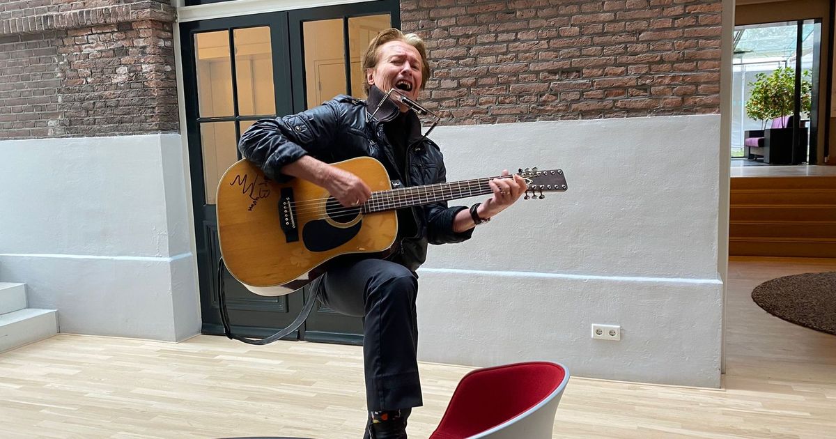 Philip Elzerman (80) overhandigt unieke The Zipps-gitaar aan Dordrechts ...