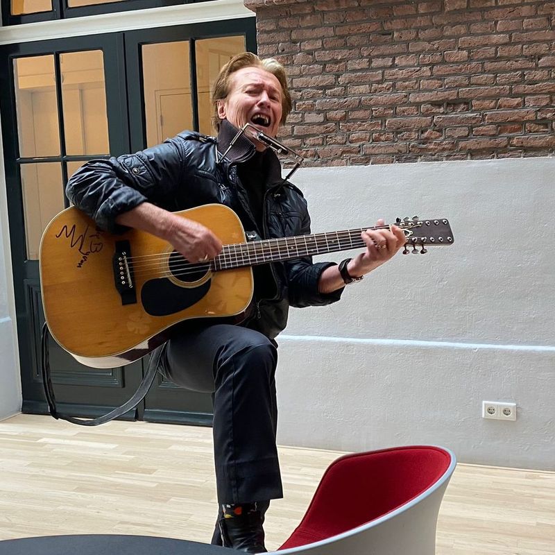 Philip Elzerman (80) overhandigt unieke The Zipps-gitaar aan Dordrechts ...