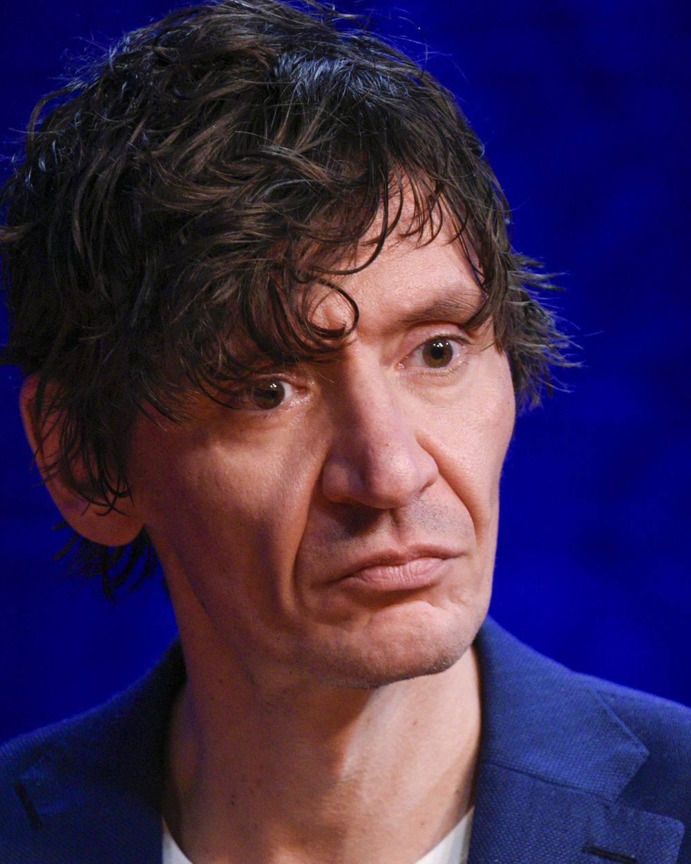 Het schrijven van zijn nieuwste boek houdt Peter Buwalda al zes jaar ... Het schrijven van zijn nieuwste boek houdt Peter Buwalda al zes jaar ...