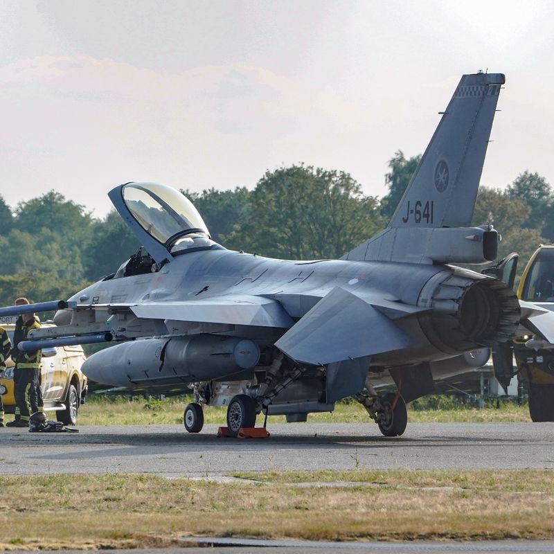 Gestrande F-16 blijft nog wel even op luchthaven Eelde: 'Trekt veel ...