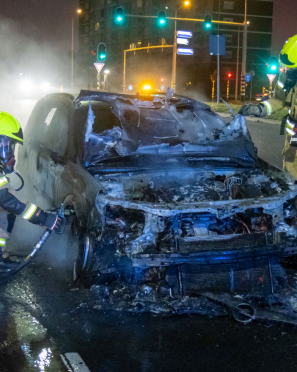 Auto vliegt tijdens rijden in brand | Telefoonwinkel overvallen, twee ...