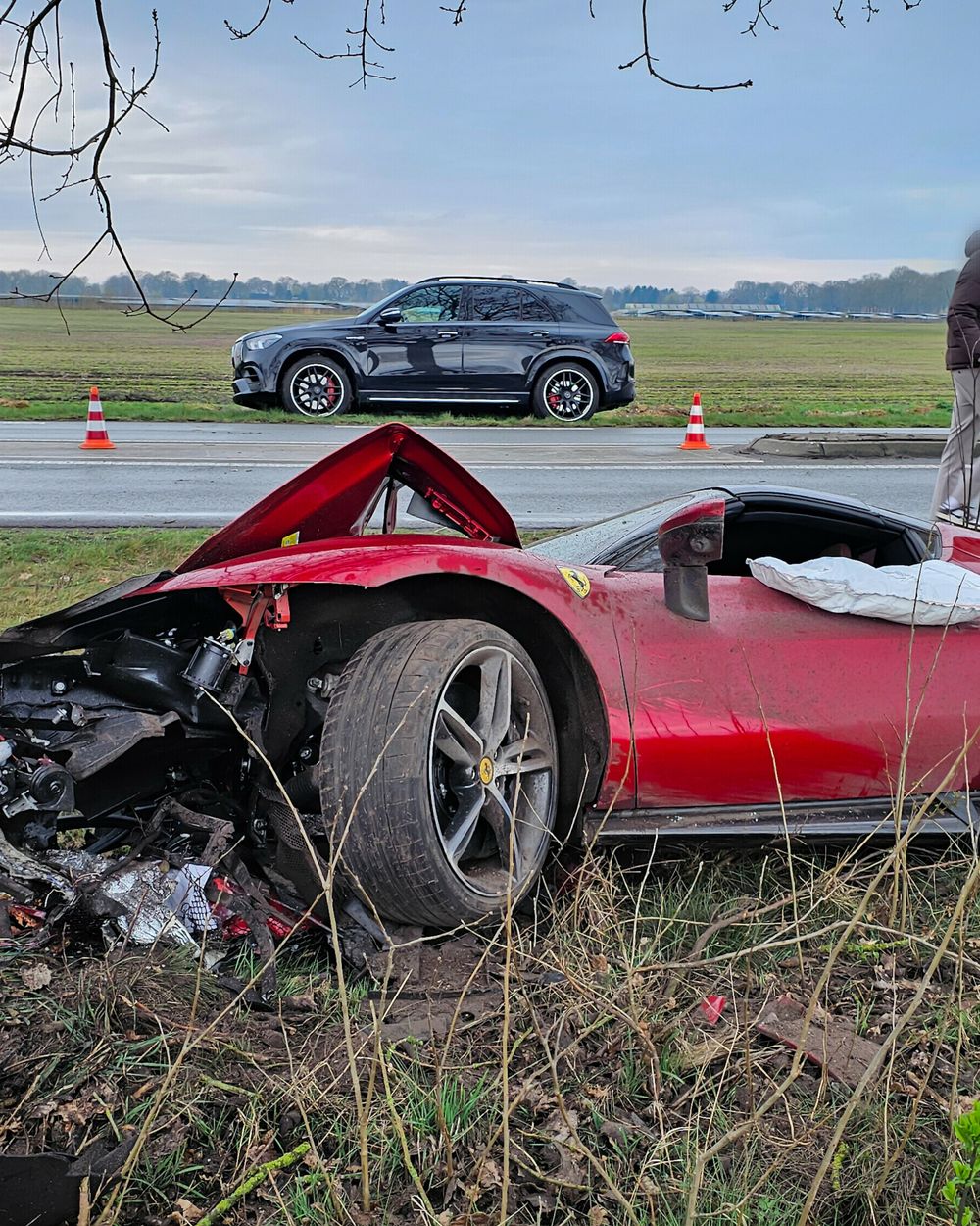 Ferrari in de kreukels na botsing, twee gewonden - RTV Drenthe
