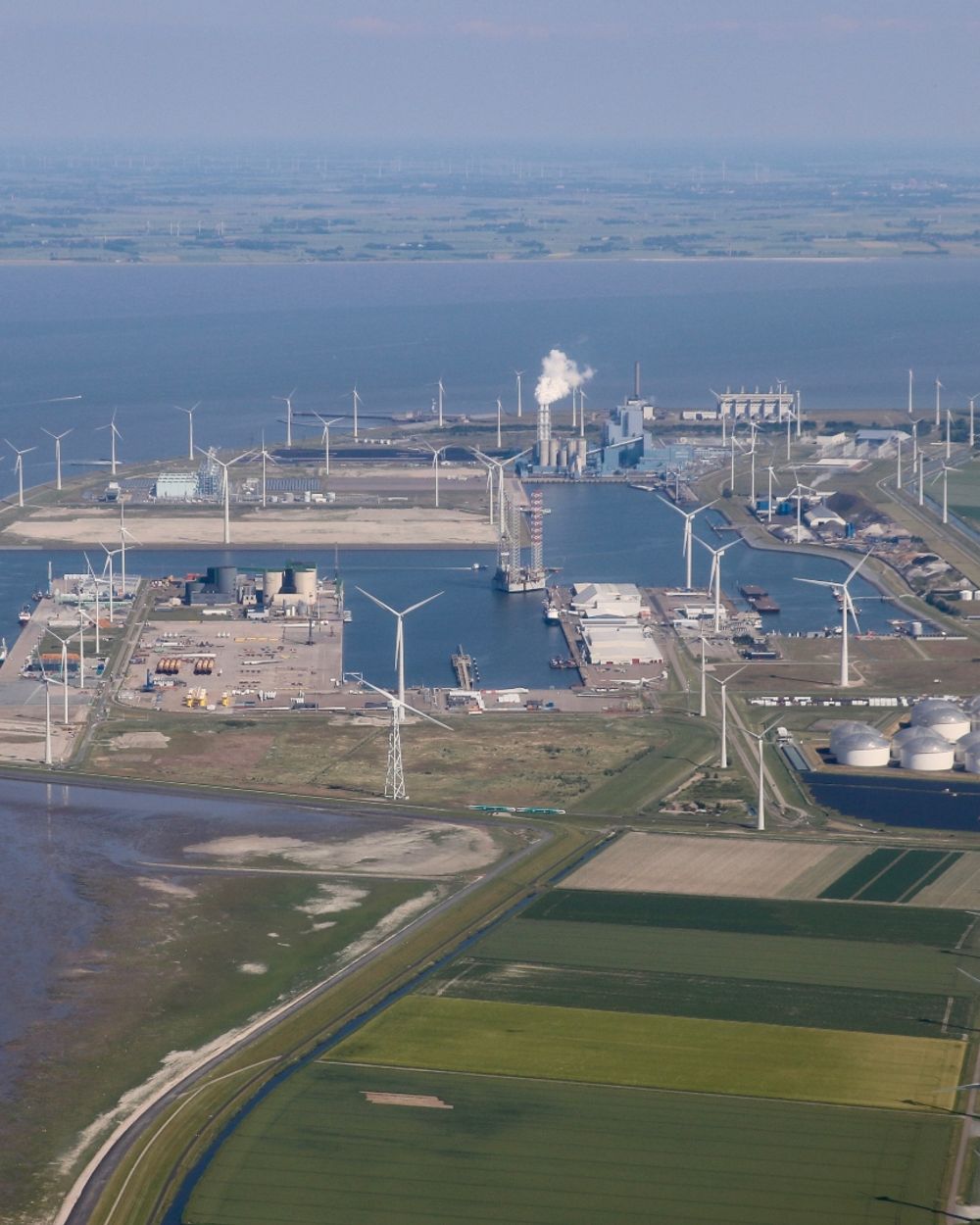 Defensie wil eigen kade in Eemshaven, maar havenbedrijf verkoopt in ...