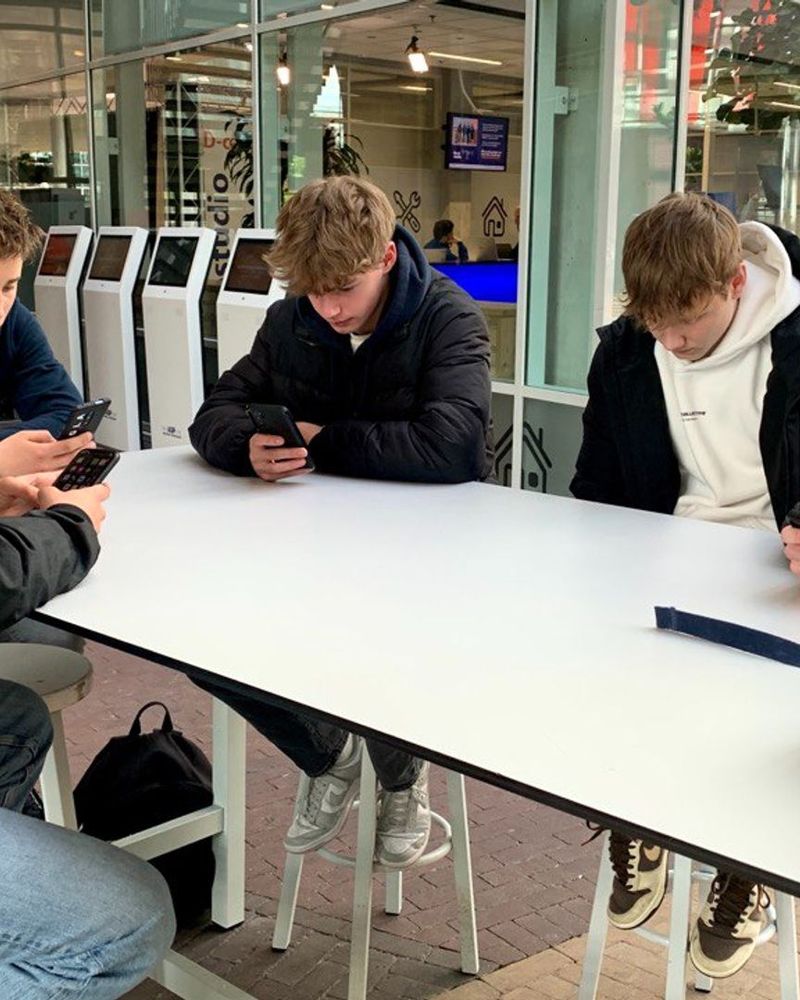 Veel studenten Deltion Zwolle zien weinig in idee om mobieltje in de klas te verbieden - Oost