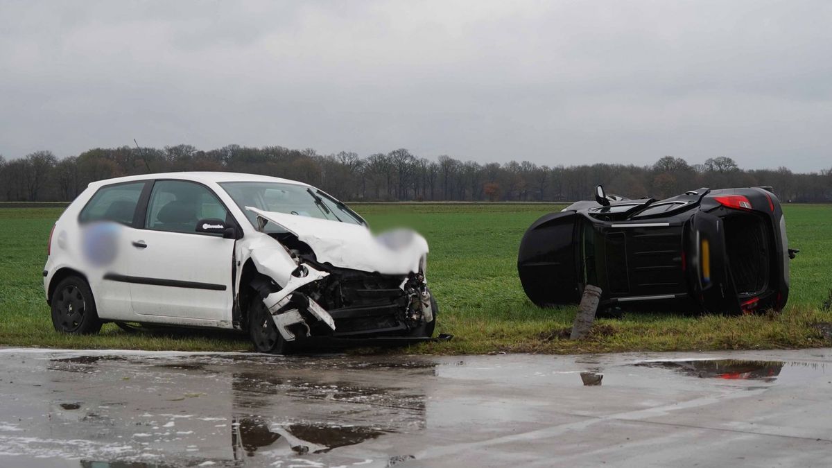Auto belandt op zijkant in weiland Darp - RTV Drenthe