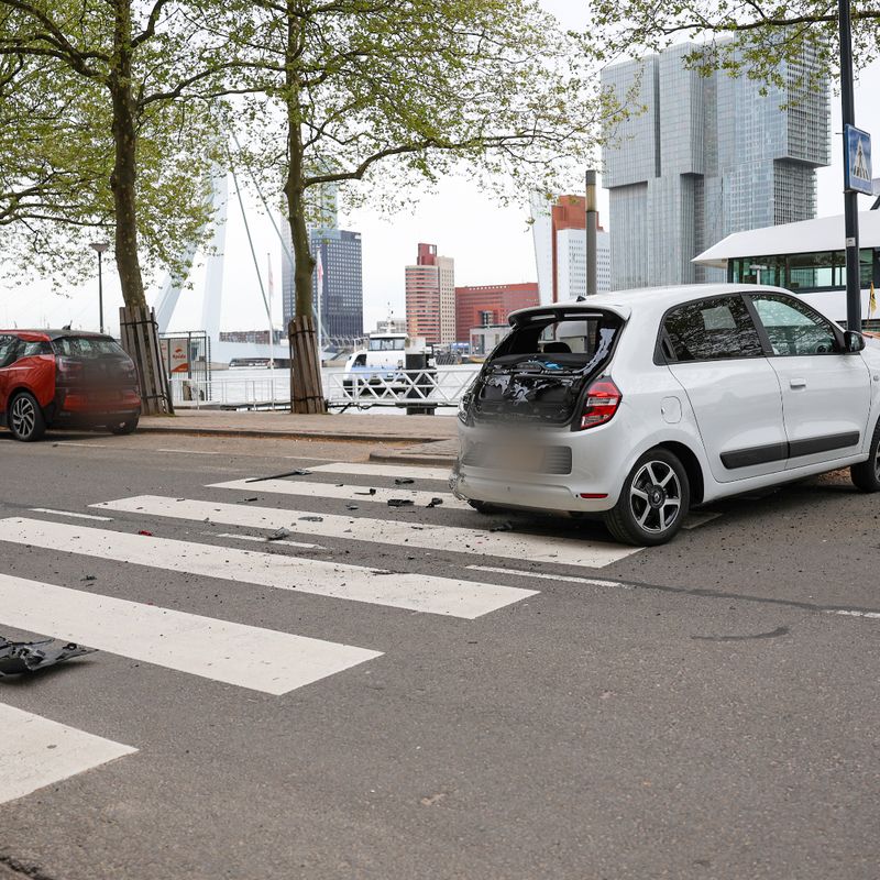 Automobilist ramt geparkeerde auto en vlucht | Schade na botsing op snelweg - Rijnmond