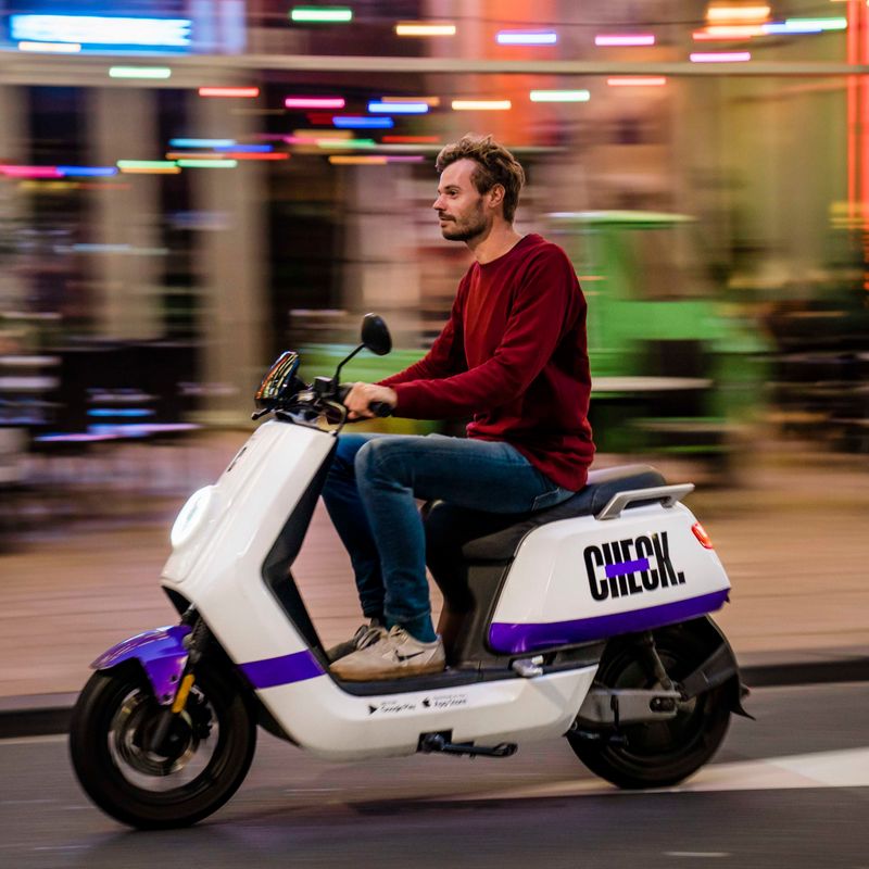 Beloning voor netjes parkeren deelscooter Check - Den Haag FM