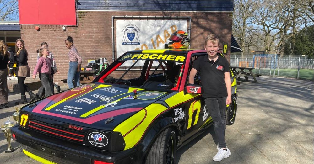Teis (11) doet zijn spreekbeurt over autoracen en neemt zijn raceauto ...