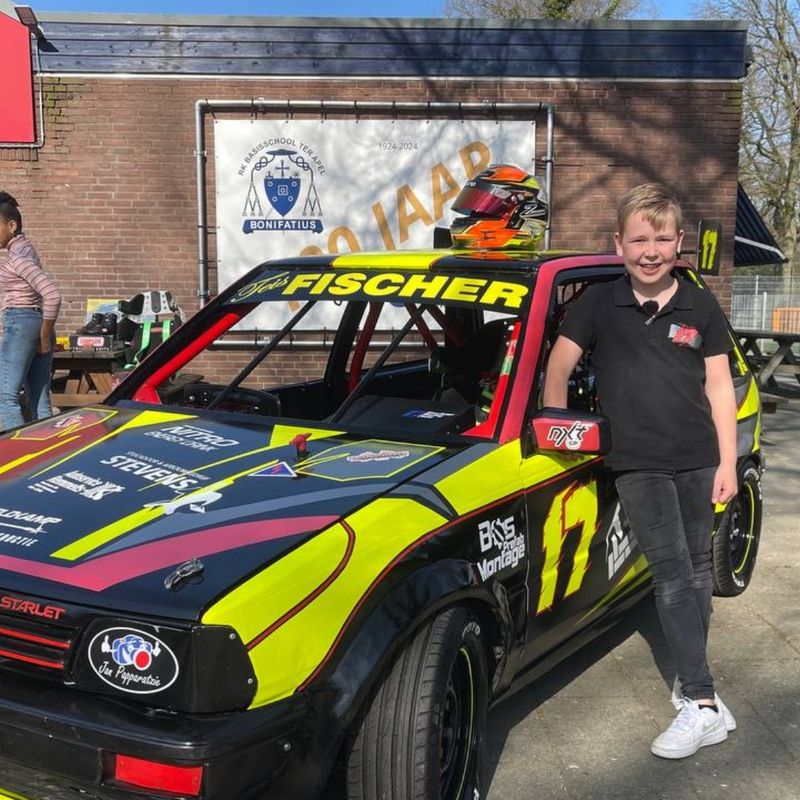 Teis (11) doet zijn spreekbeurt over autoracen en neemt zijn raceauto ...