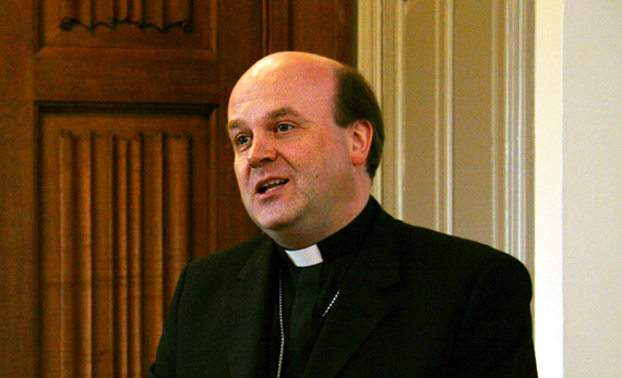 Van den Hende geïnstalleerd als bisschop - Rijnmond