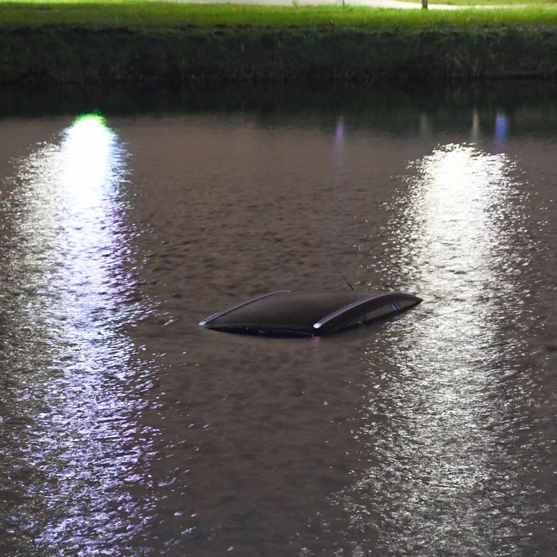 Auto te water, chauffeur verdacht van rijden onder invloed - Omroep Zeeland