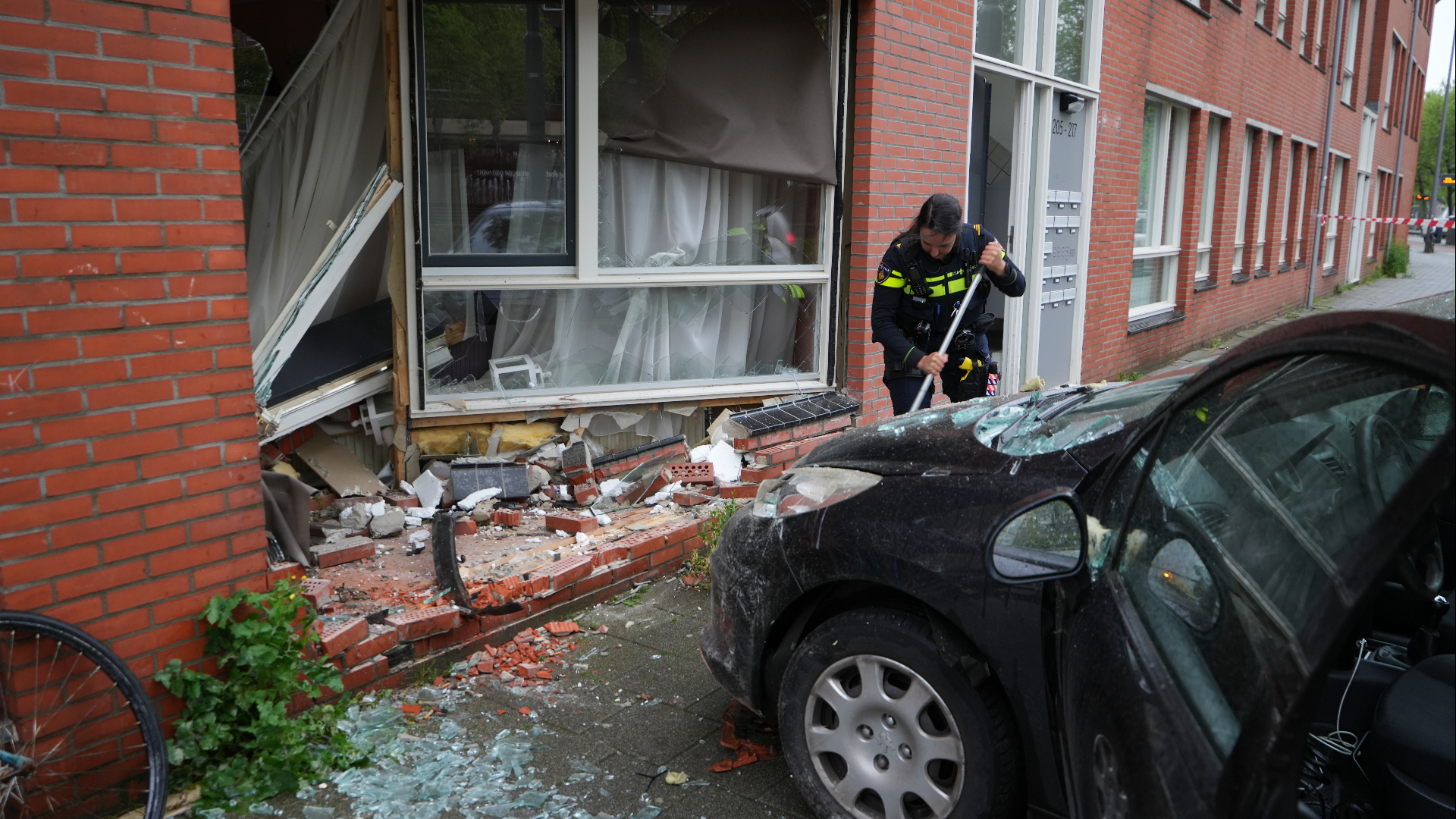 Auto met kind erin boort zich in gevel, de ravage is groot - Rijnmond