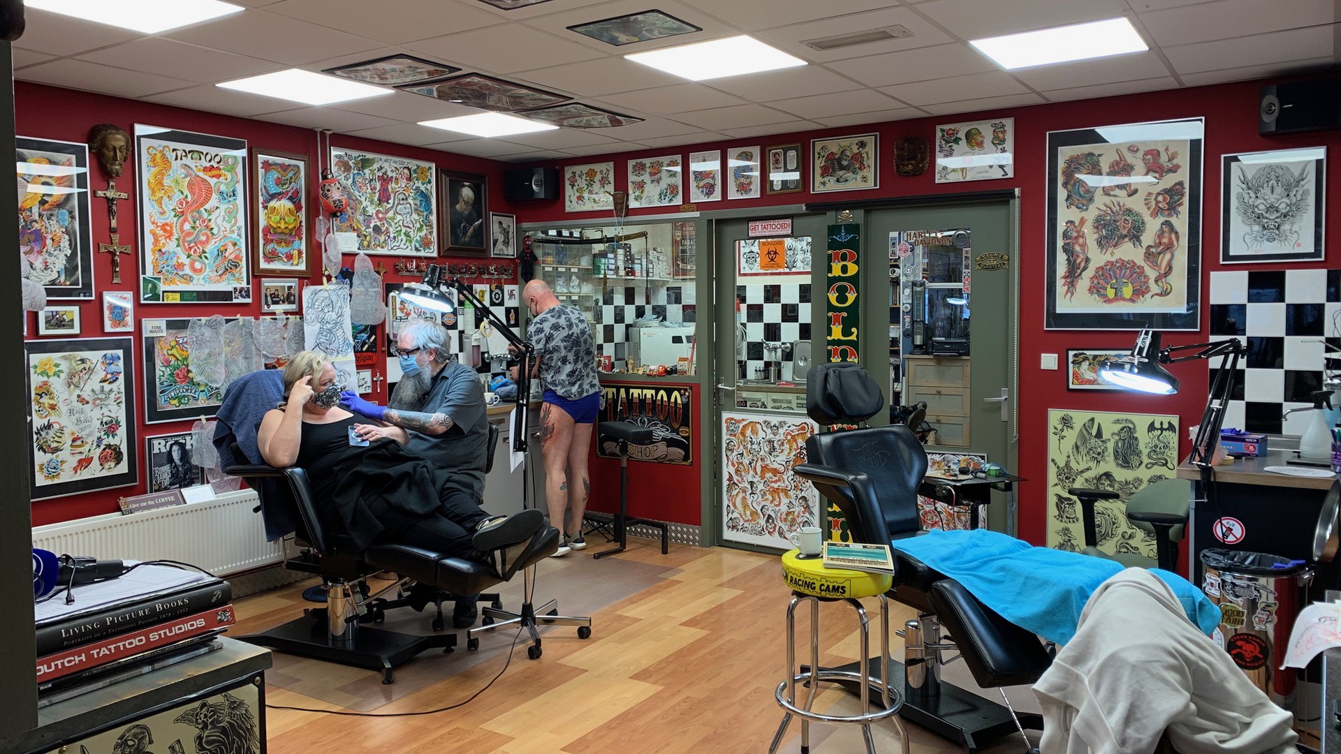 Rinto's weer open: klanten kunnen eindelijk hun tattoo af laten maken ...