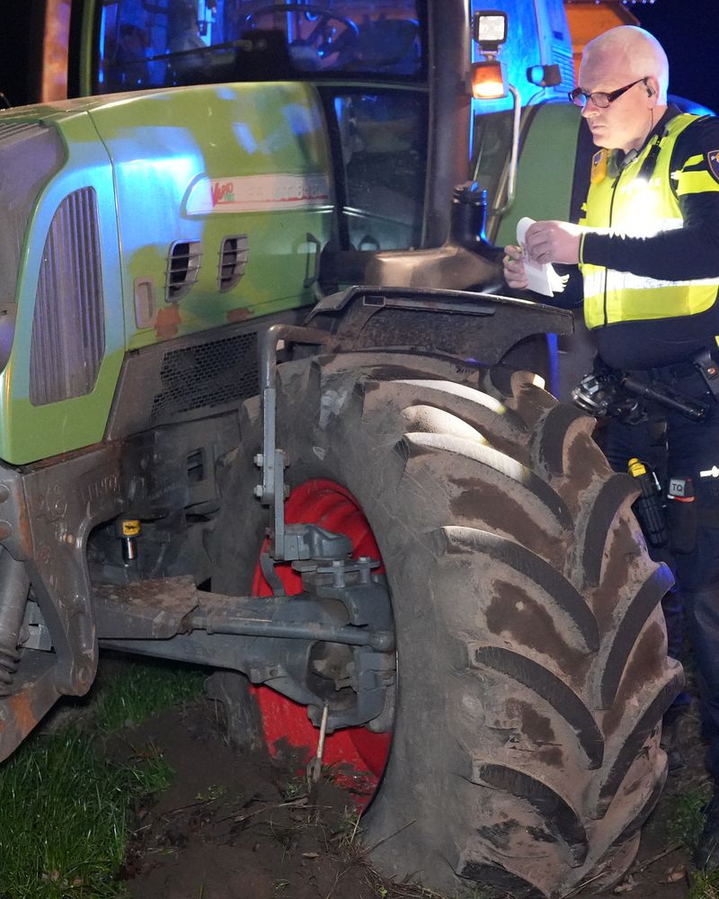 112 Nieuws: Trekker en auto in puin na aanrijding tussen Zwolle en ...