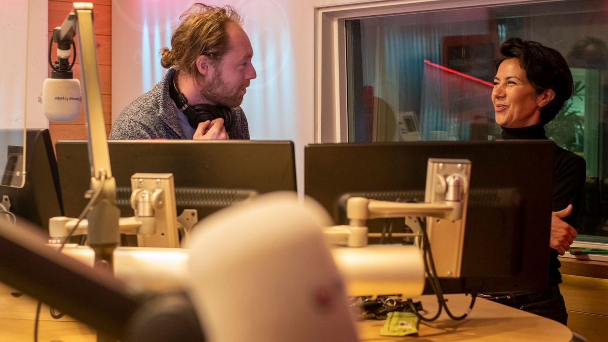 Staatssecretaris Gunay Uslu bezoekt Omrop Fryslân: "Ik ben onder de ...