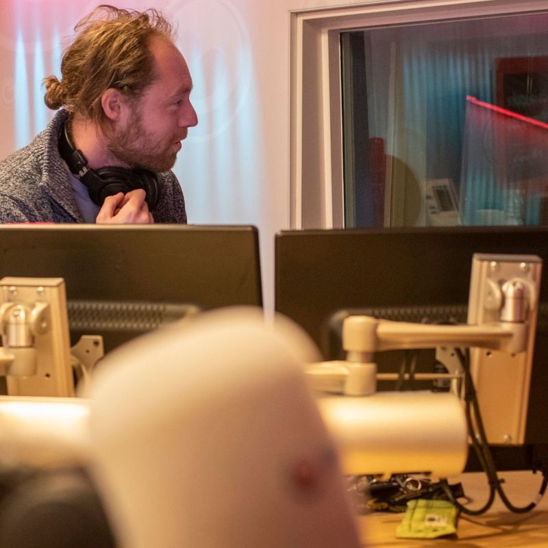 Staatssecretaris Gunay Uslu bezoekt Omrop Fryslân: "Ik ben onder de ...